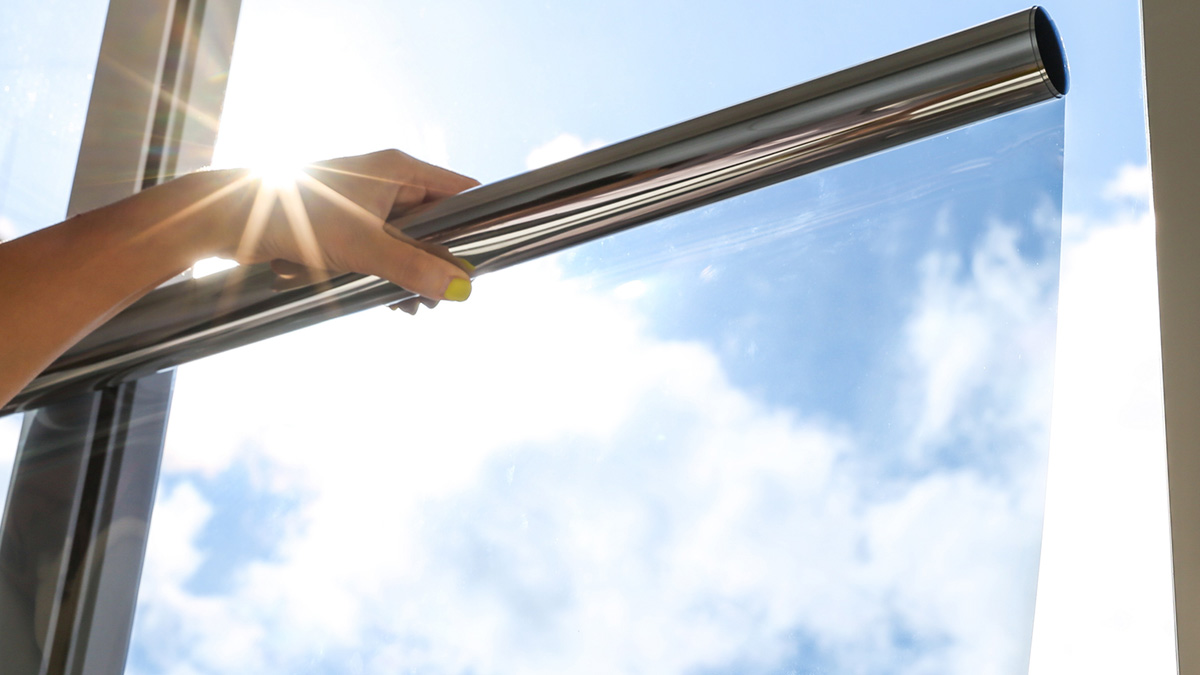 Kühle Räume trotz Sonne: So gelingt der Hitzeschutz mit Fensterfolie